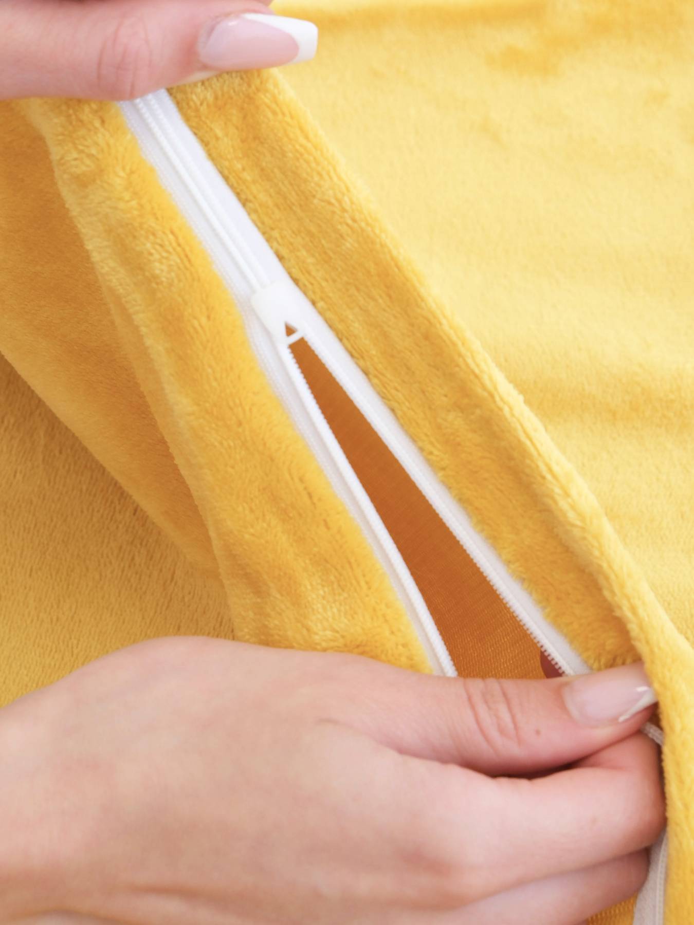 Obliečka na vankúš mikroplyš 50 × 70 cm – Laura horčicová | MKLozkoviny.sk